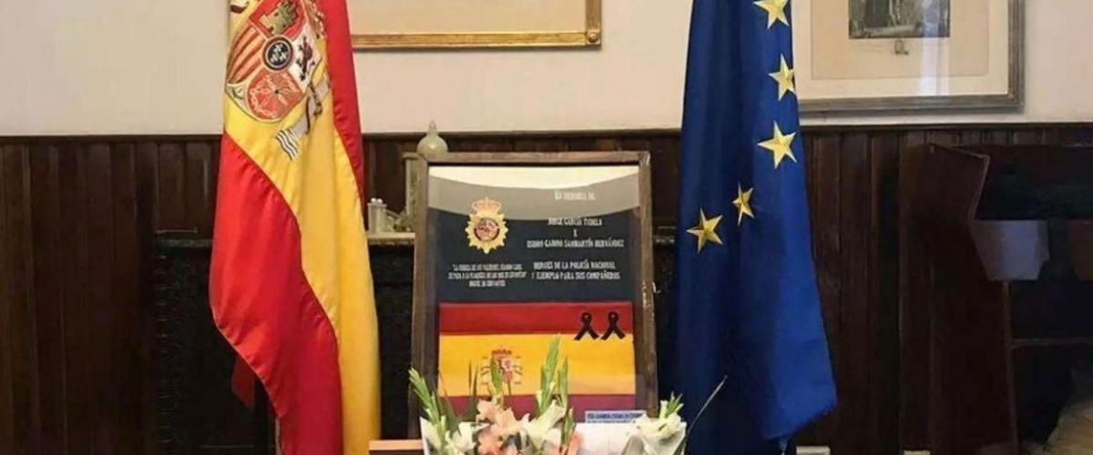 La insignia en honor a dos agentes de la UIP asesinados por los ...