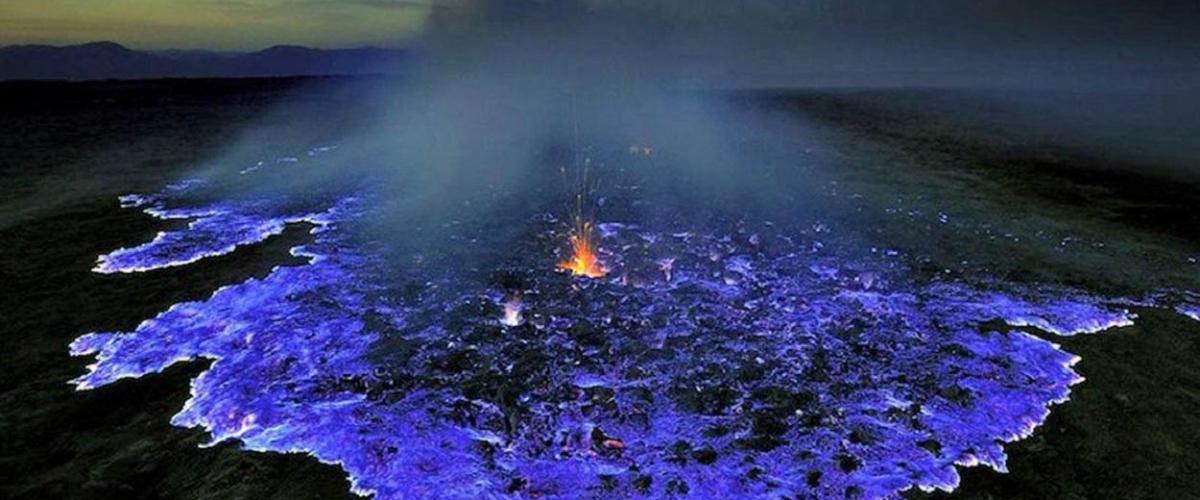 El misterio del único volcán del mundo que expulsa lava azul