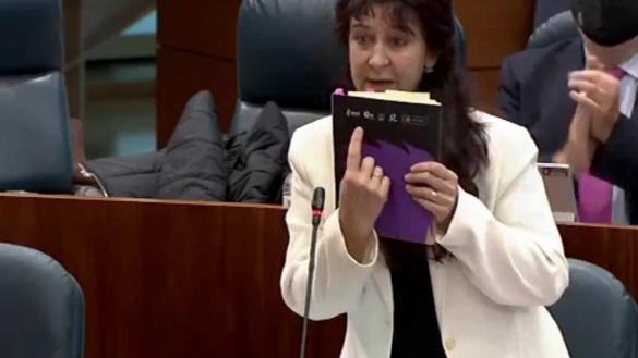 Una diputada de Vox se anima a leer varios sinónimos de vagina: "Chirla ...