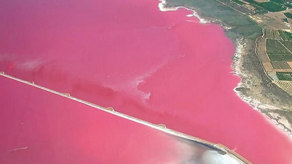 La laguna rosa que es el mejor destino secreto de España para 2022