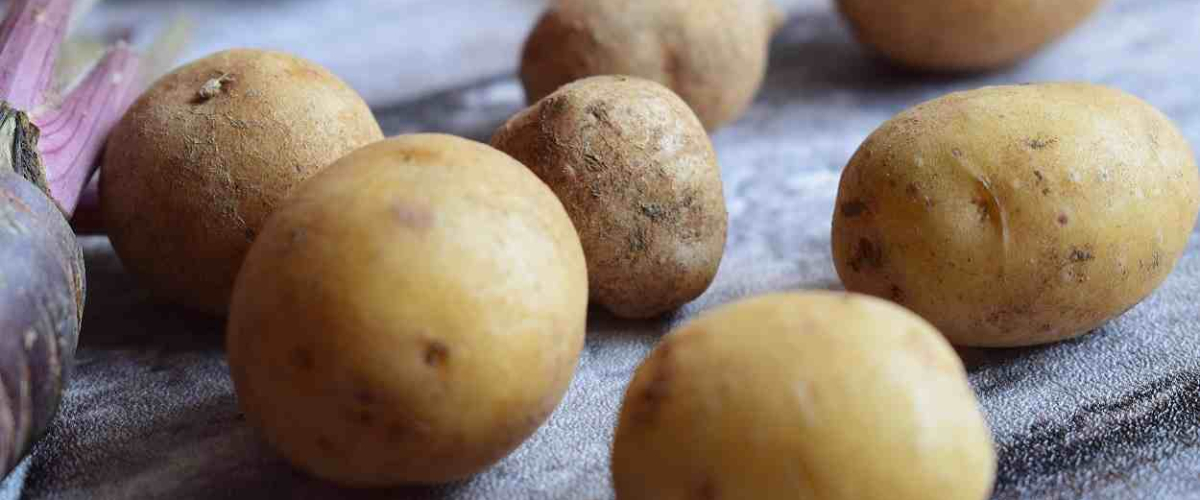 No tires el agua de hervir las patatas: sus beneficios en el hogar y ...