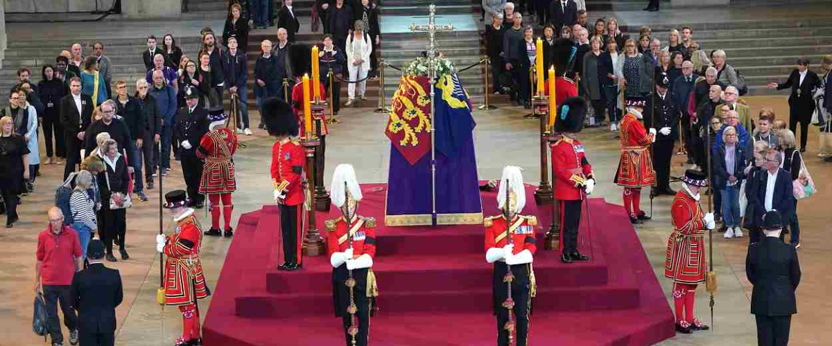 Un guardia real se desmaya en la capilla ardiente de Isabel II