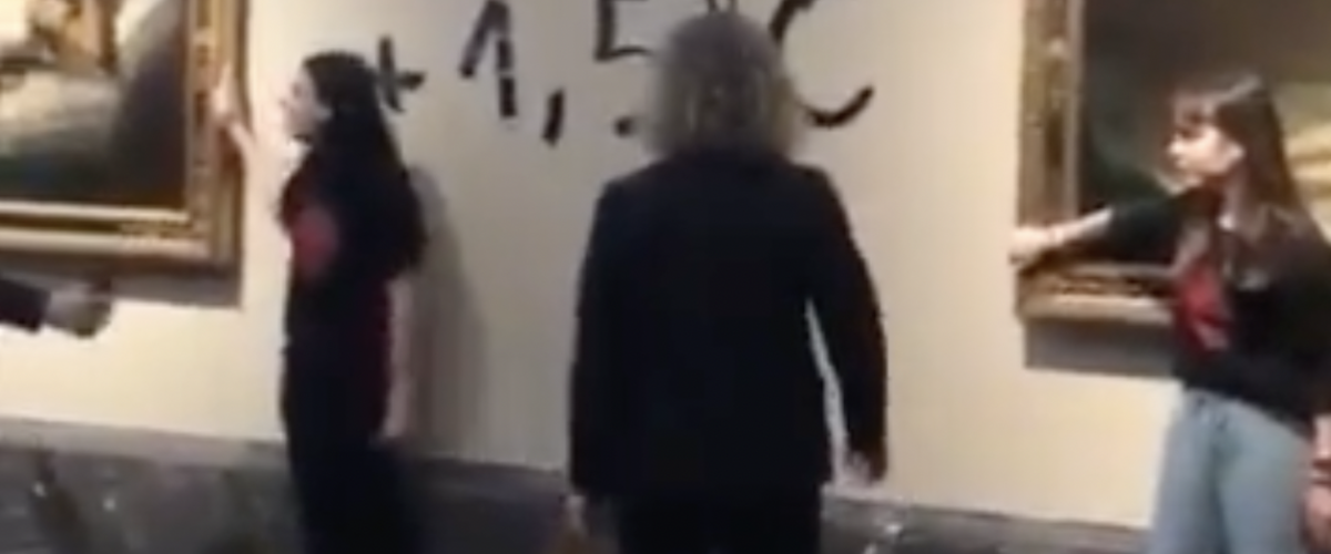 Dos activistas ecológicas se pegan a los marcos de los cuadros de 'Las Majas' de Goya en el ...