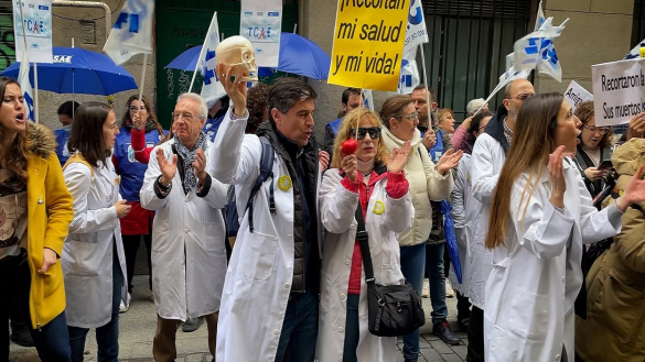 Los sanitarios mantienen el pulso a Ayuso y piden al Colegio de Médicos retractarse de su ...