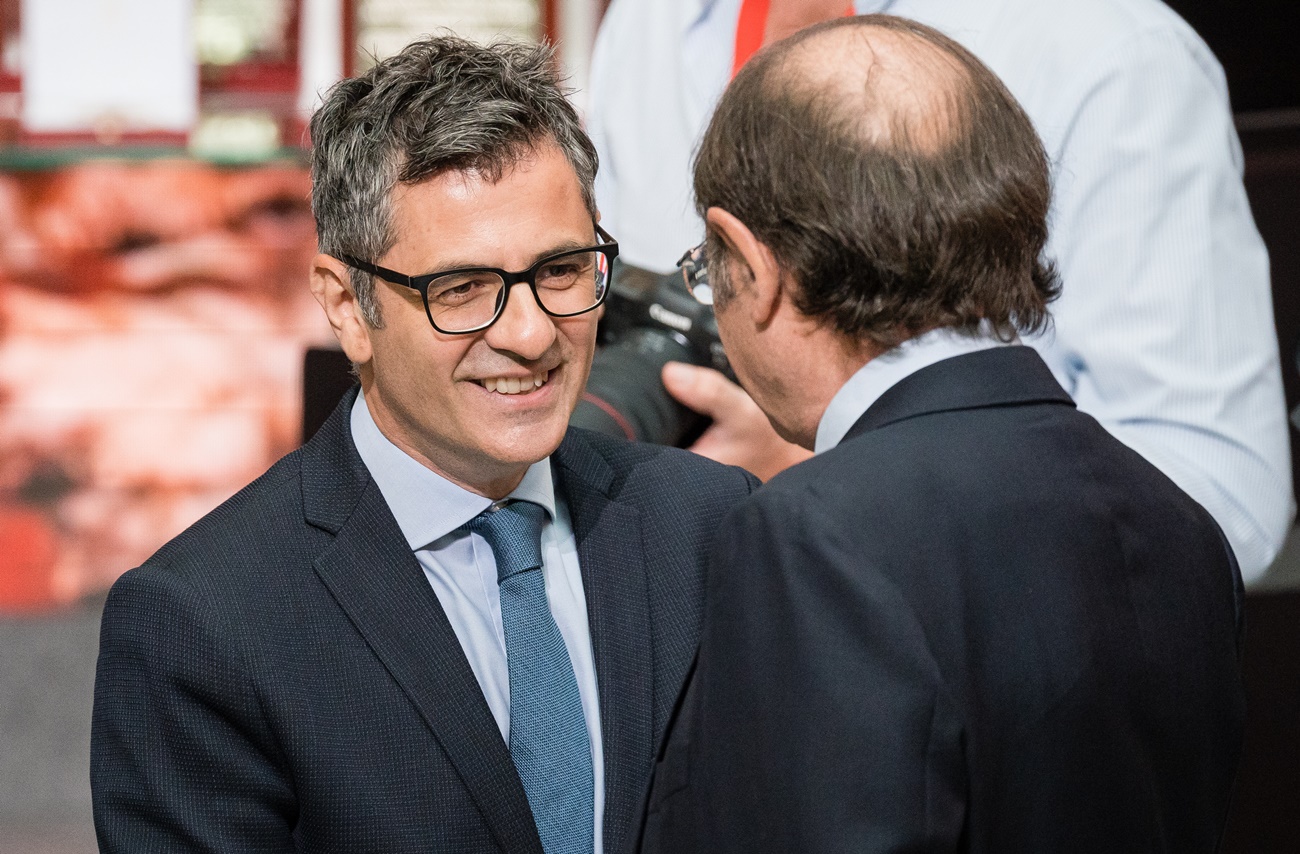 Ayuso pierde la batalla y finalmente Bolaños asiste al acto ...