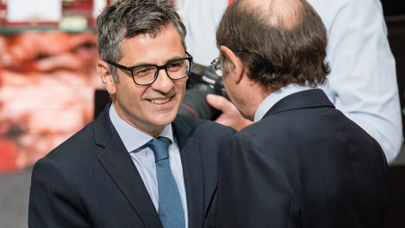 Ayuso pierde la batalla y finalmente Bolaños asiste al acto ...