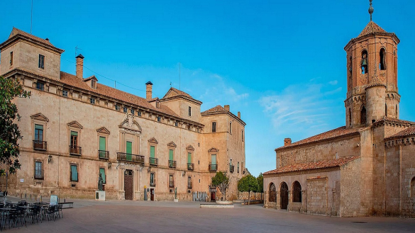 El pueblo medieval en el que está enterrado un famoso escritor y que ...