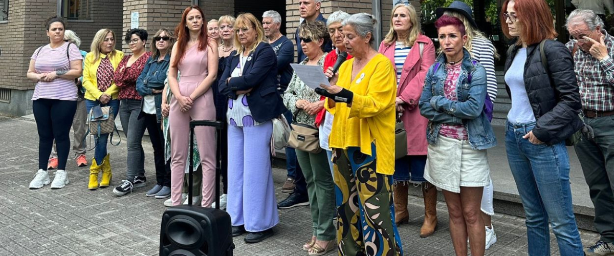 Casi un centenar de personas exigen que se celebre el juicio contra Pedro Muñoz por tentativa de ...