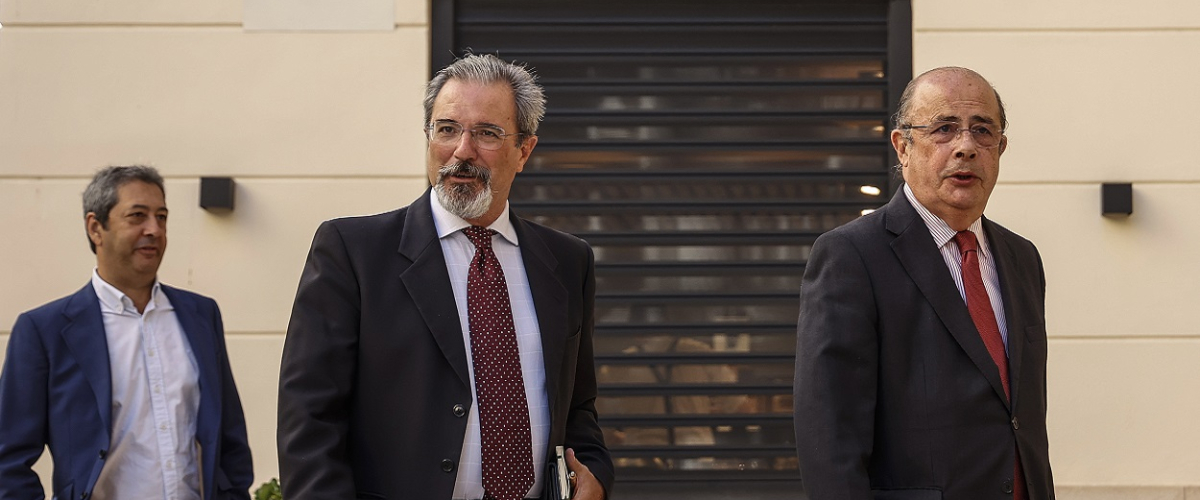 Así es Carlos Flores, el condenado por violencia machista y premiado por Vox que ha pactado una ...