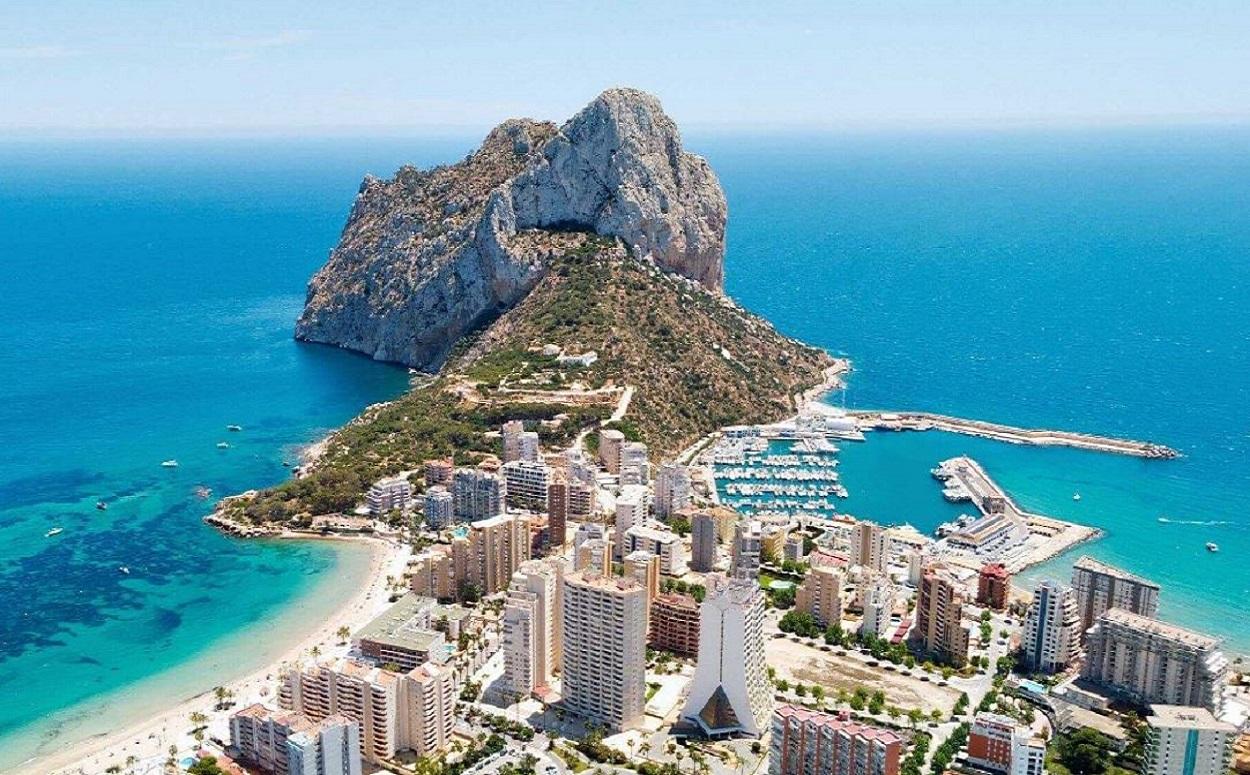 El pueblo mediterráneo de España que inspiró a una de las series más ...
