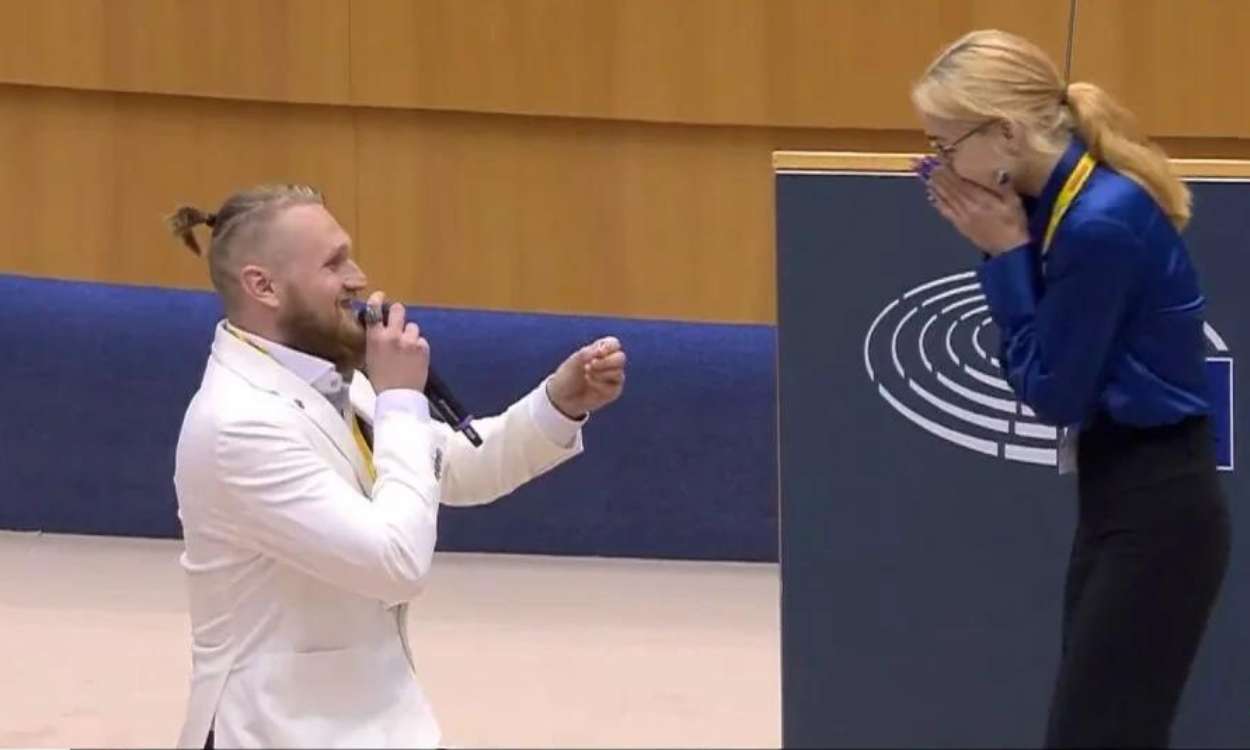 El amor siempre gana: un hombre le pide matrimonio a su novia en el Parlamento Europeo