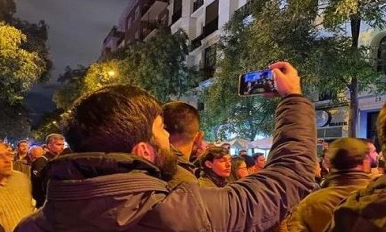 Un diputado y cargo clave en Vox, presente en las protestas de Ferraz