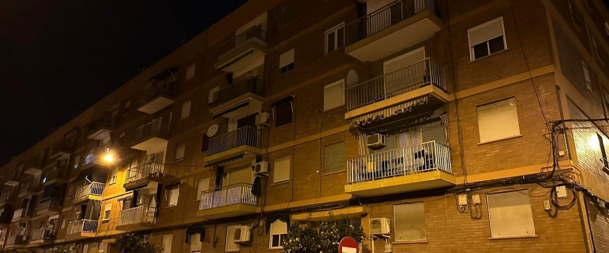 Un hombre degüella a su mujer en Sagunto y la hija de ambos se precipita desde un segundo piso ...