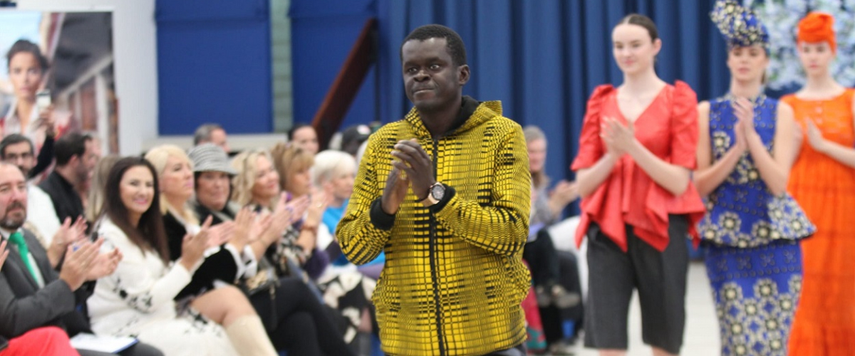 El senegalés modisto que pasó de mantero a referente en la pasarela