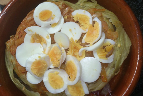 Repollo con cebolleta, pimentón y huevo duro y emperador al ajo
