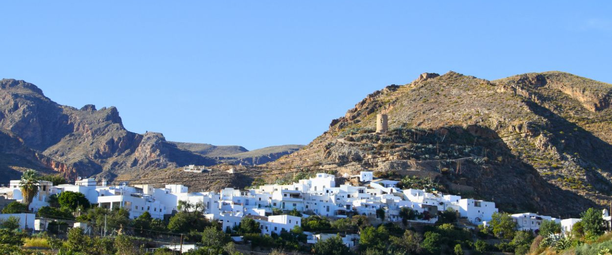 El pueblo con las mejores playas de Almería que reinventó el cine ...