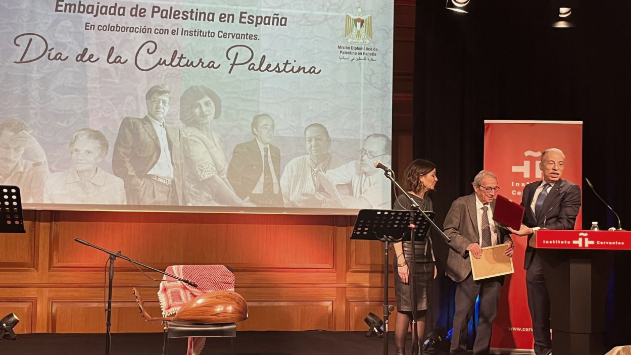 Un olivo crece en el Instituto Cervantes por la resistencia Palestina