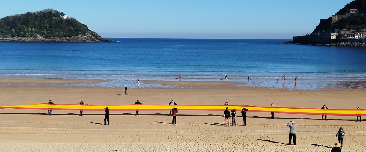 Vox finaliza su campaña desplegando una bandera de España de 50 metros ...