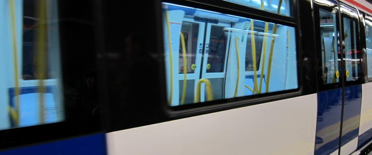 Aparecen asientos pintados de color verde en el Metro de Madrid: este ...