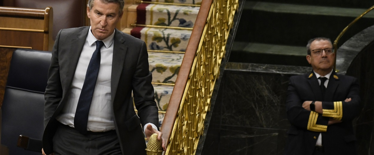 Feijóo sorprende en el Congreso sin gafas tras su operación de retina