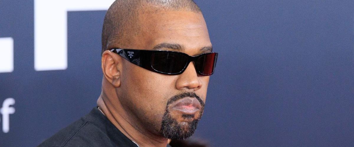 VÍDEO: Kanye West la lía en los Grammy y su mujer se presenta desnuda a ...