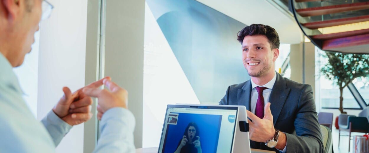 CaixaBank finaliza este mes la activación del servicio de videointerpretación en lengua de ...