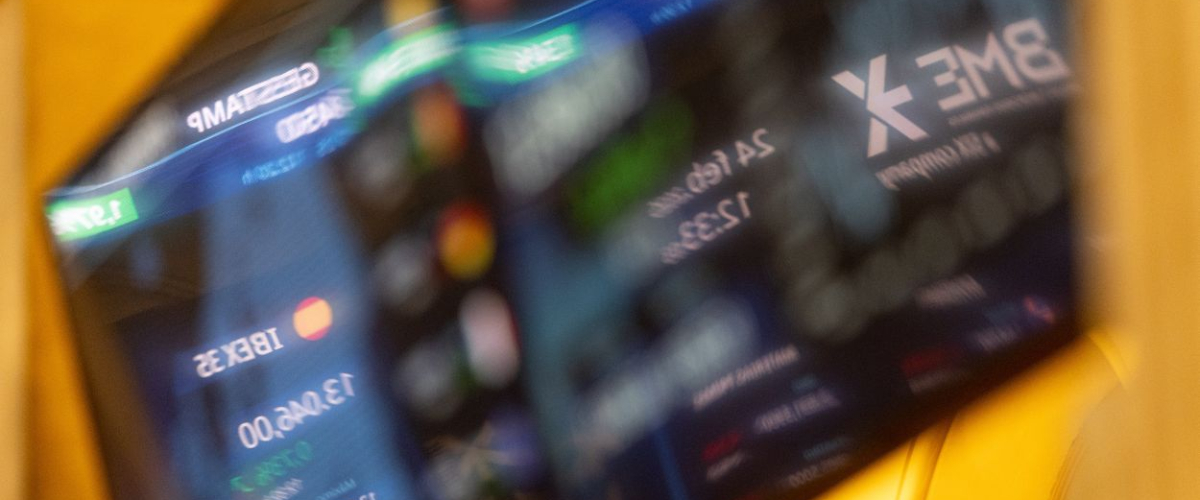 El Ibex 35 abre al alza, pendiente de Lagarde y de las tensiones con EEUU