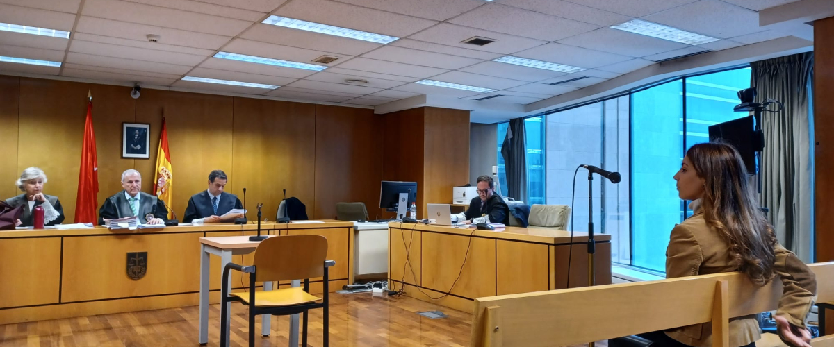 La falangista Isabel Peralta hace un símbolo nazi con la mano en la ...