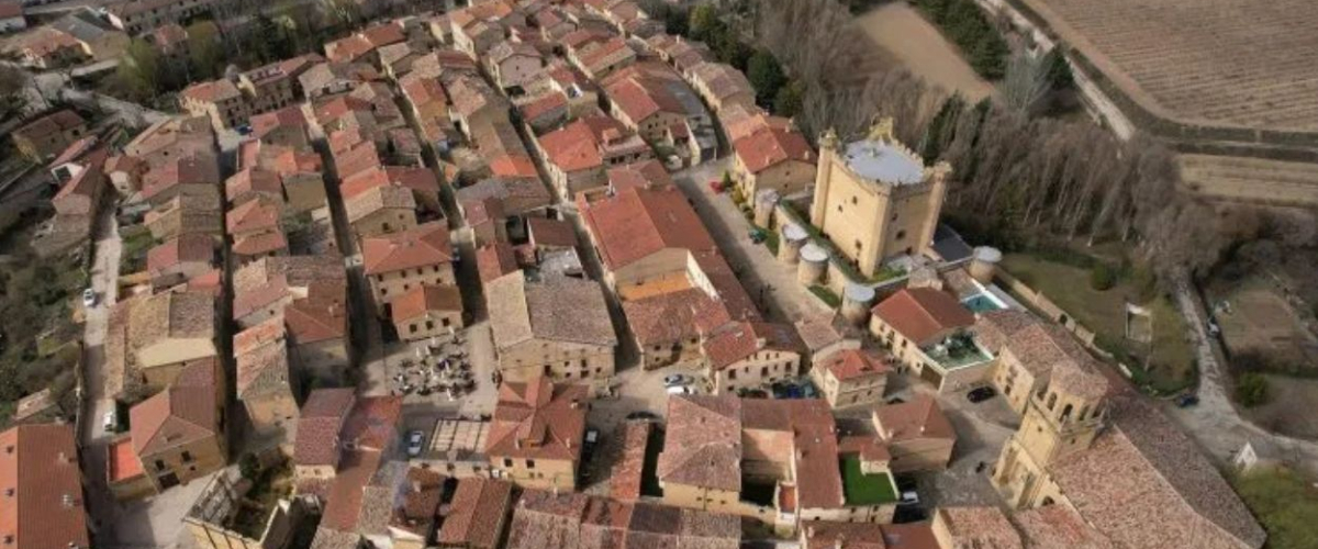 Castillos, rutas y bodegas bajo tierra en el pueblo medieval más bonito ...