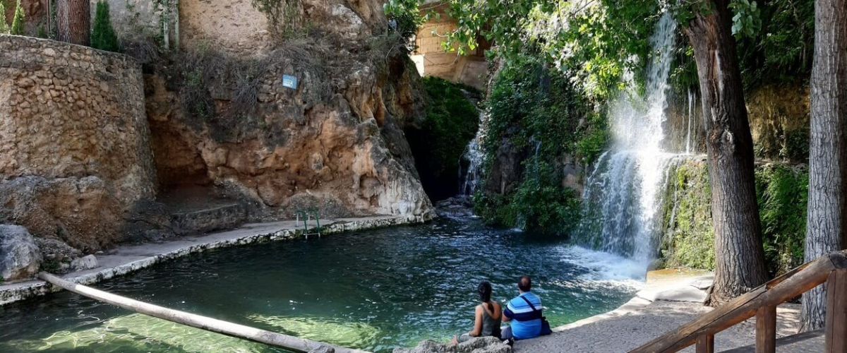 El pueblo de Albacete con piscinas naturales en su centro histórico y cascadas dónde refrescarse ...