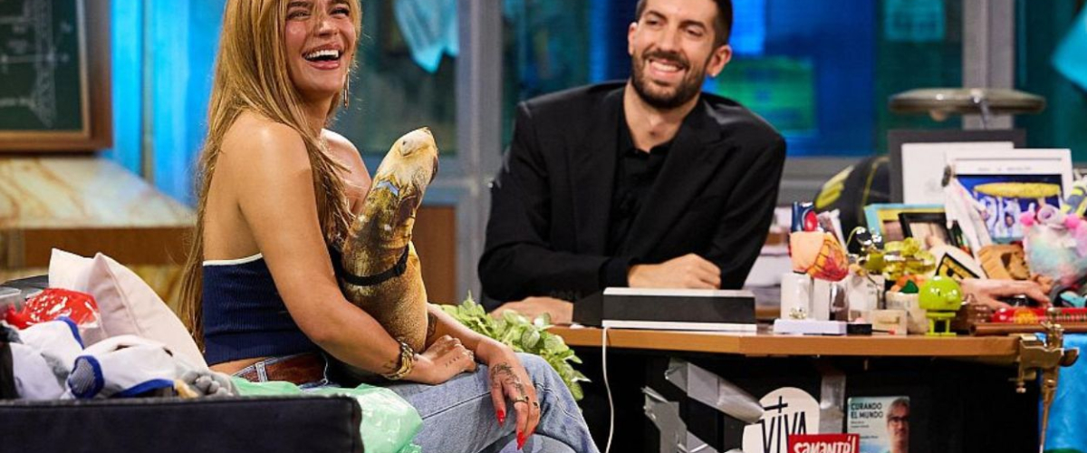 Karol G se somete a las preguntas clásicas de Broncano en 'La Revuelta': "Somos buenos para ...