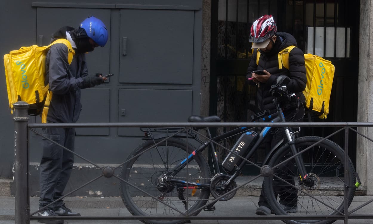 Glovo, sancionada con 850.000 euros por contratar a 64 inmigrantes irregularmente. Eduardo Parra / EP