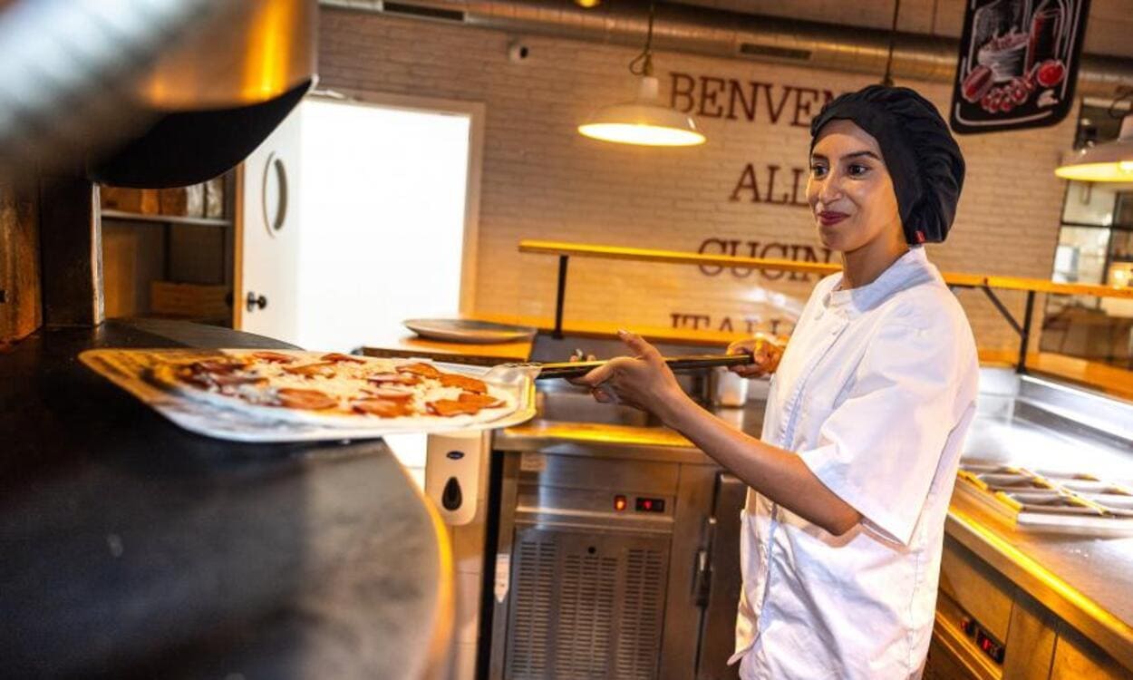 Atika ha encontrado empleo de cocinera en el restaurante Ginos de Toledo a través de Incorpora. © Ismael Serrano. Fundación "la Caixa"