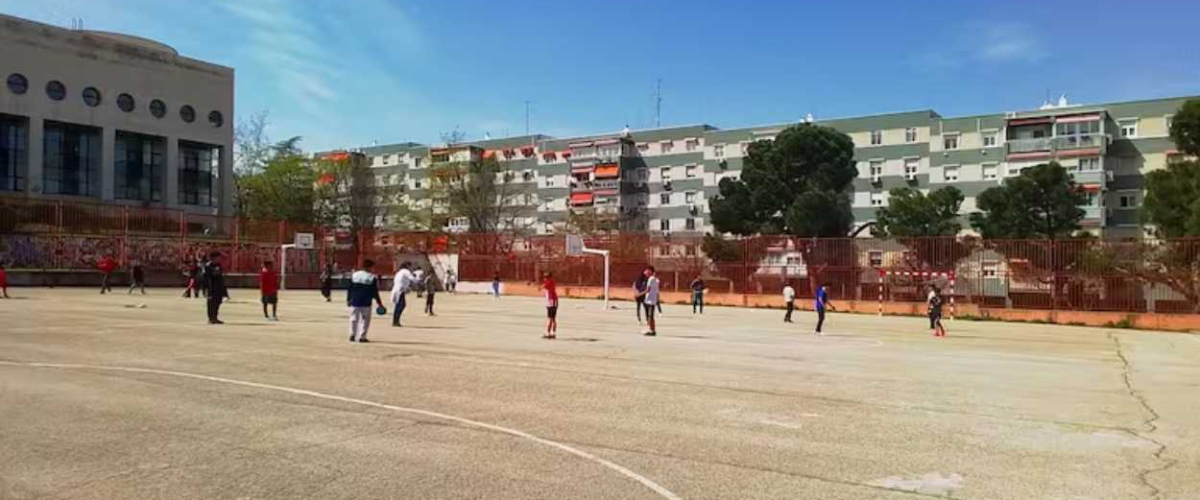 Almeida amenaza con quitar el patio del colegio a los niños de Aluche ...