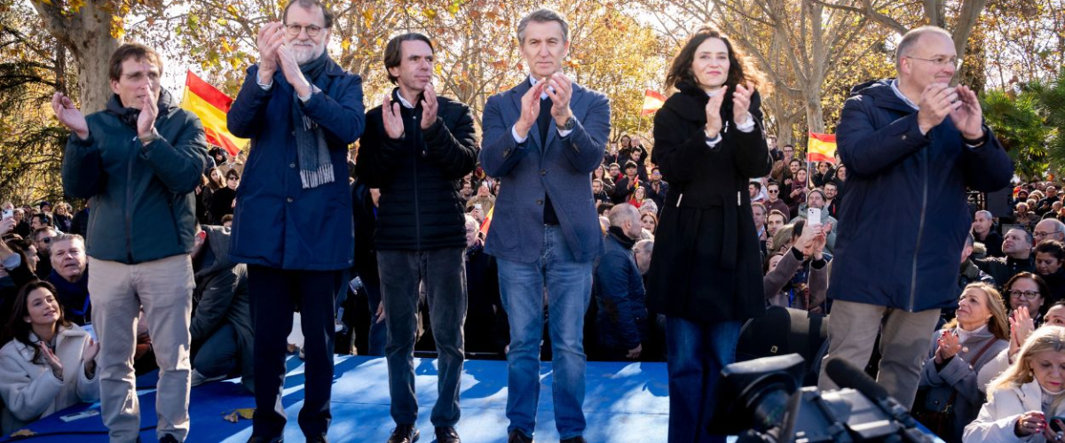 El PP asume el lenguaje de Vox y Hazte Oír en un aquelarre contra Sánchez con referencias a Milei