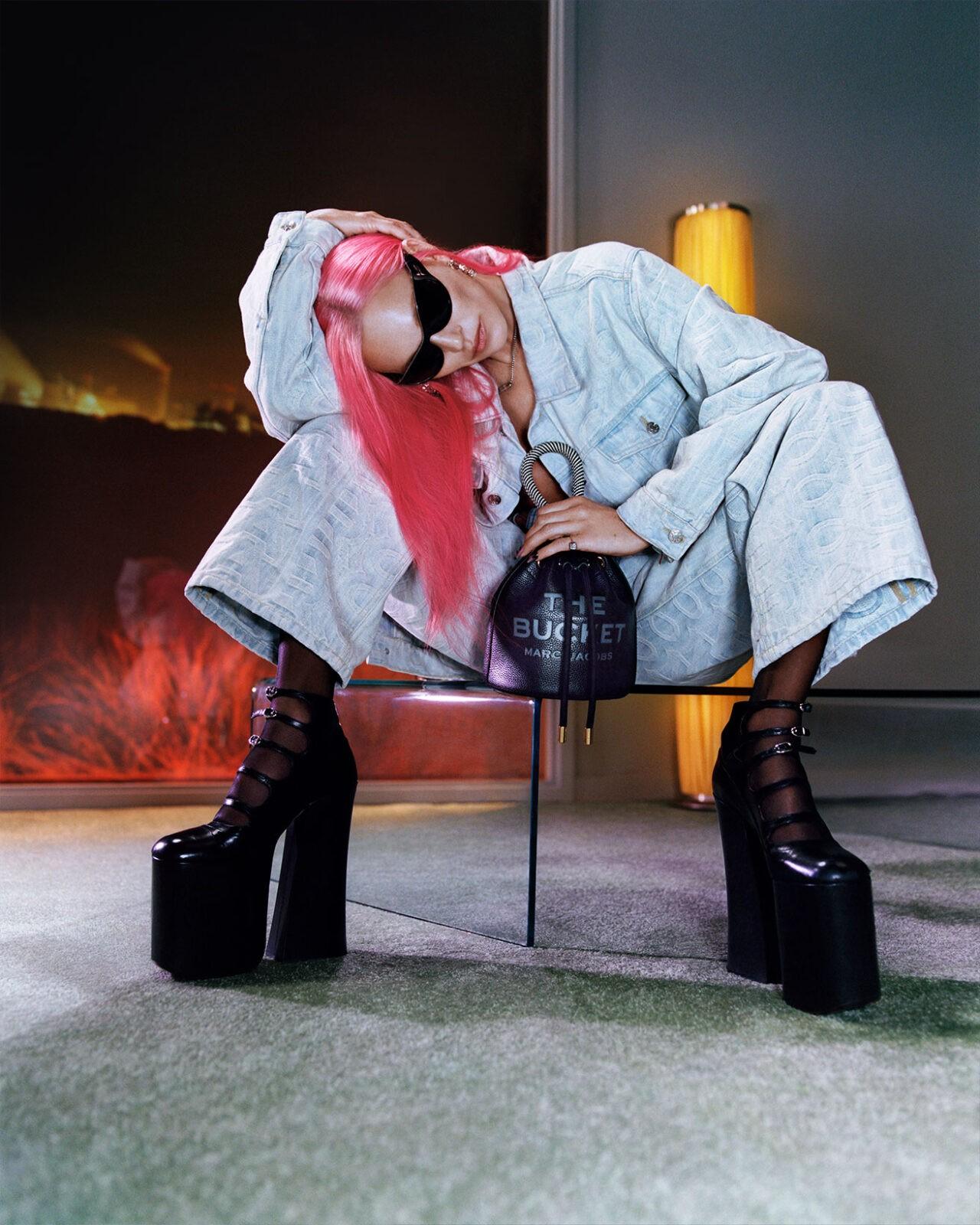 Kate Moss luce abolutamente icónica en la nueva campaña Resort 2023 de ...
