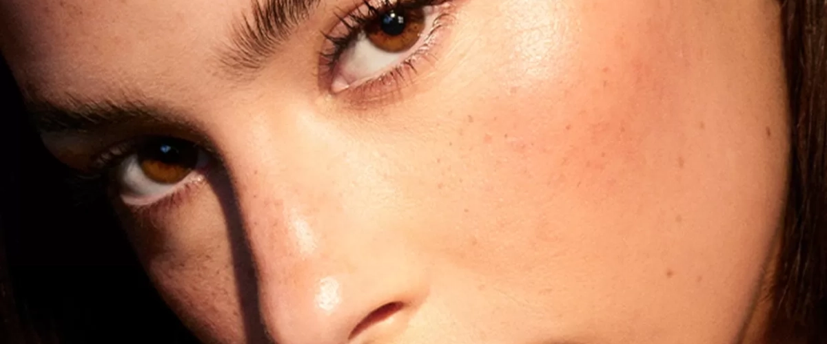 Gracie Abrams es la nueva embajadora global de Hourglass Cosmetics