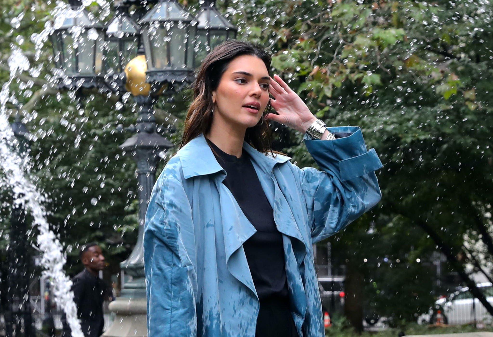 Kendall Jenner desafía las convenciones saltando a una fuente pública ...