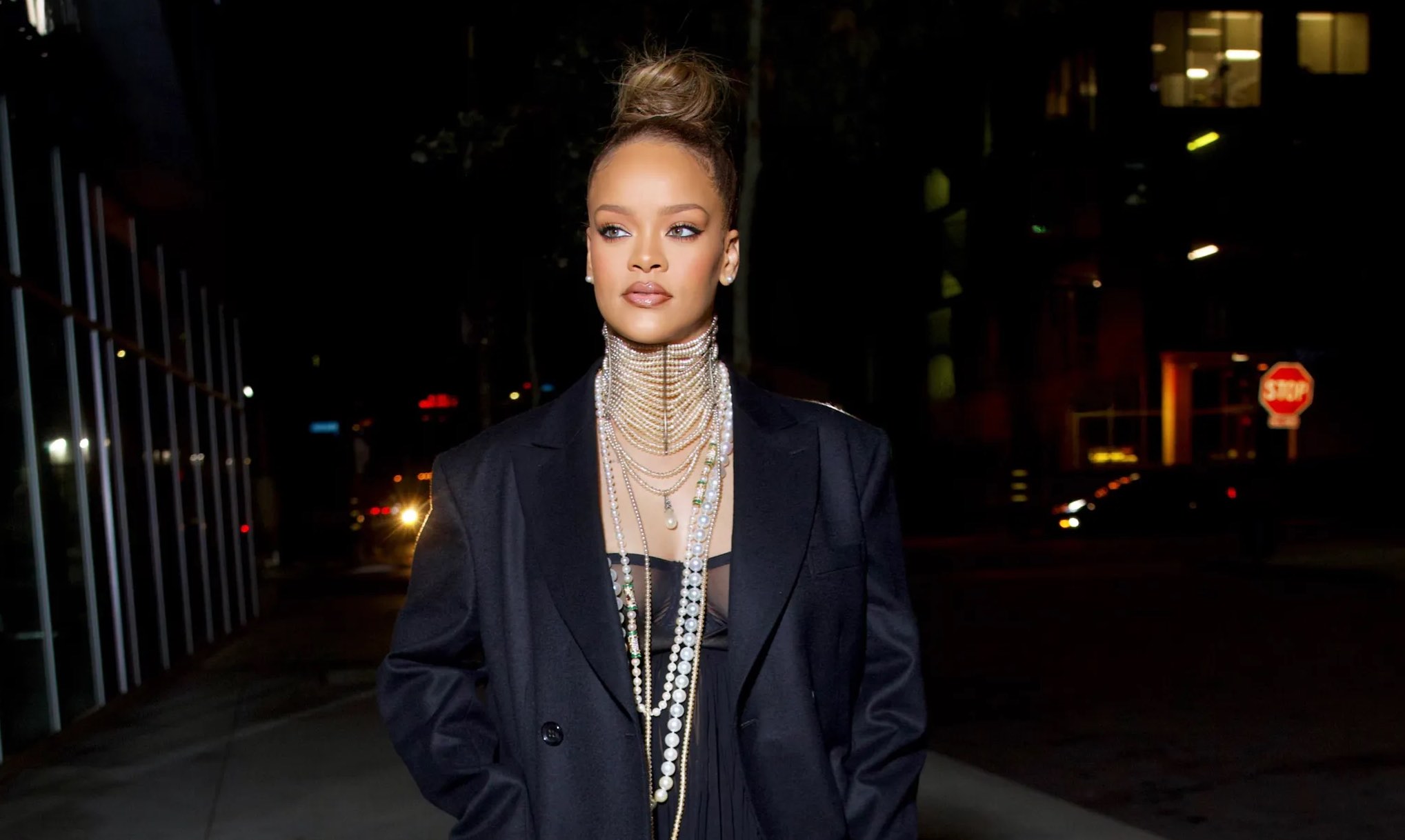 Rihanna moderniza las perlas clásicas de tu abuela con estilo único