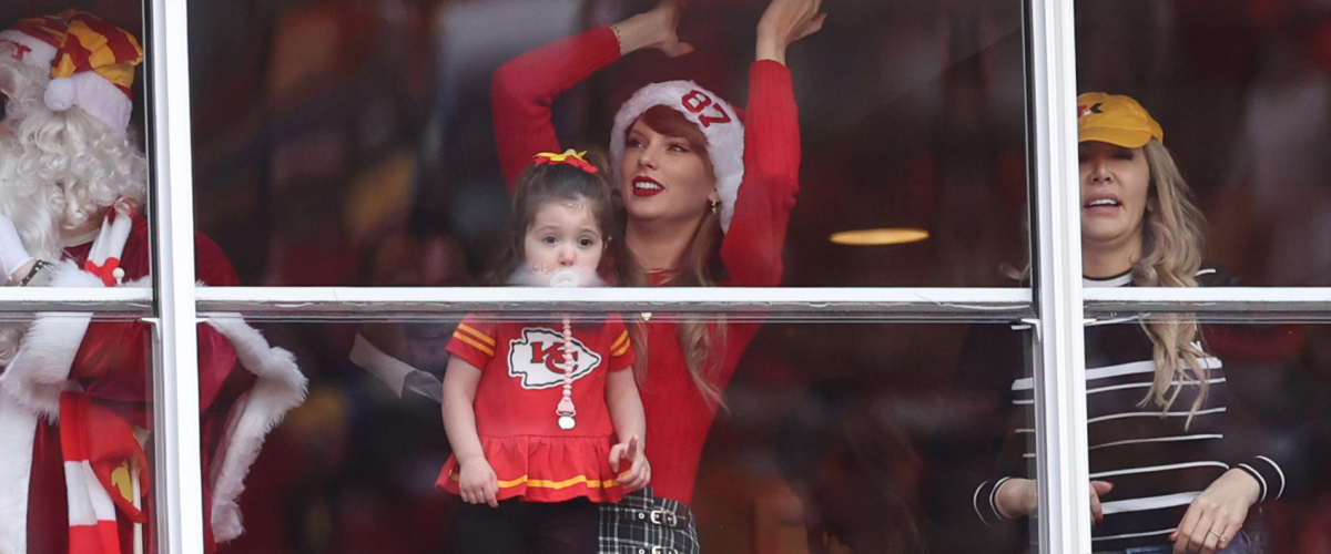 Taylor Swift junto a sus padres apoyó a Travis Kelce en el partido de ...