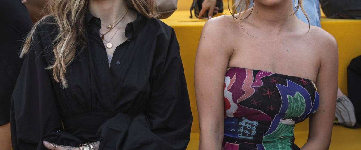 Paris Jackson ignora a Ester Expósito en el desfile de Desigual en ...