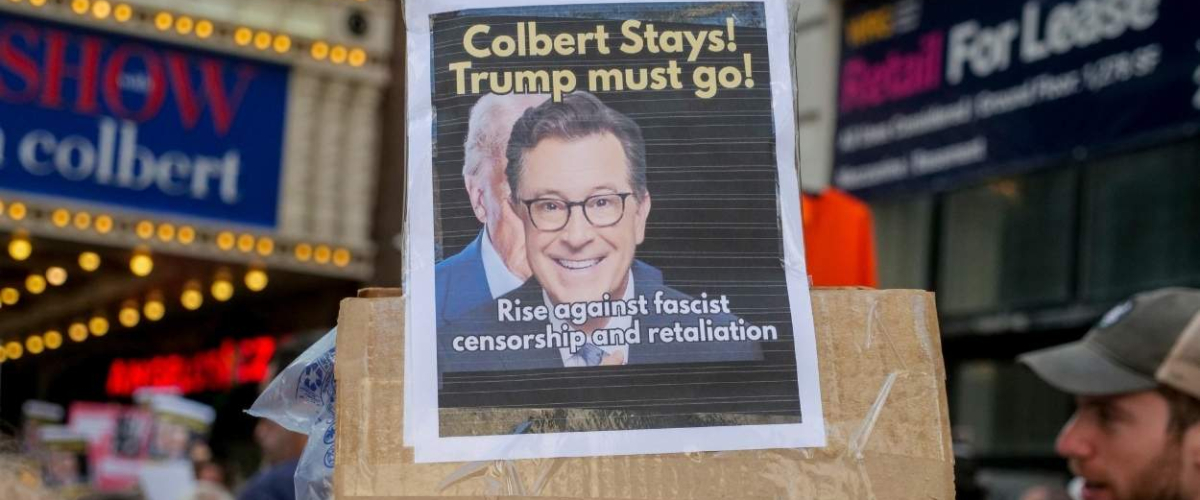 Stephen Colbert dinamita el “América primero” de Trump tras el ataque a ...