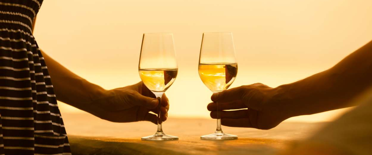 El vino que está conquistando San Valentín: no es tinto y está ...