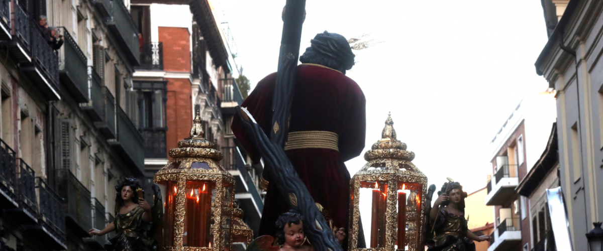 La cruz del Jesús del Gran Poder se rompe al chocar con un semáforo