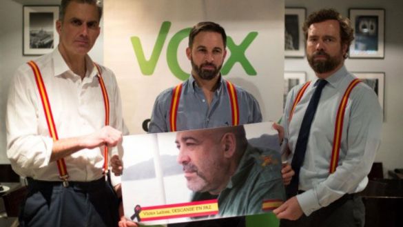Santiago Abascal y Vox se visten con tirantes de la bandera de España