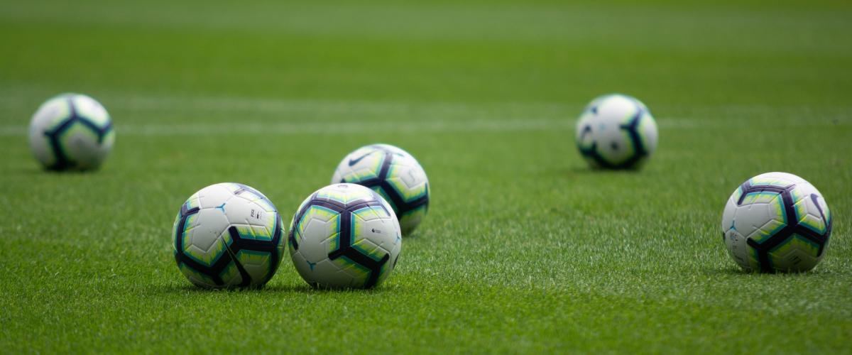 Un rayo fulmina a un jugador de fútbol en Indonesia durante un partido