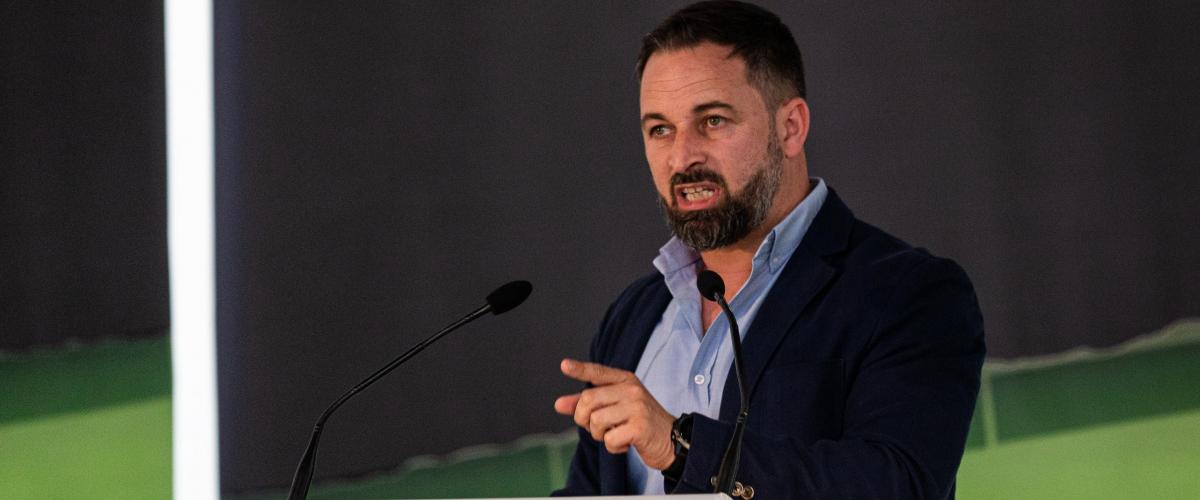 Abascal justifica los símbolos franquistas en los cuarteles de la ...