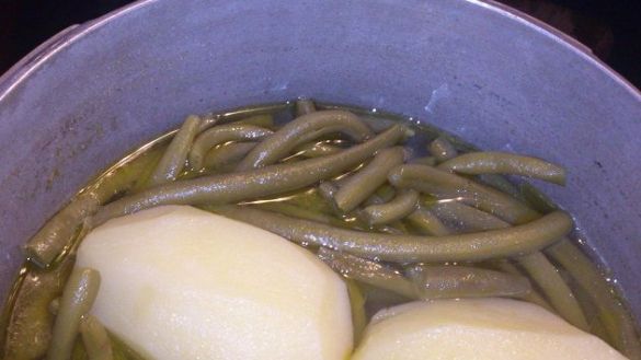 Judías verdes redondas con maíz dulce y pollo frío y pimientos rellenos ...